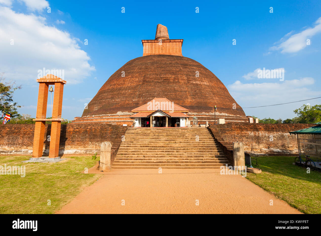 Die Jethawanaramaya oder jetavanaramaya ist ein Stupa in den Ruinen des ...