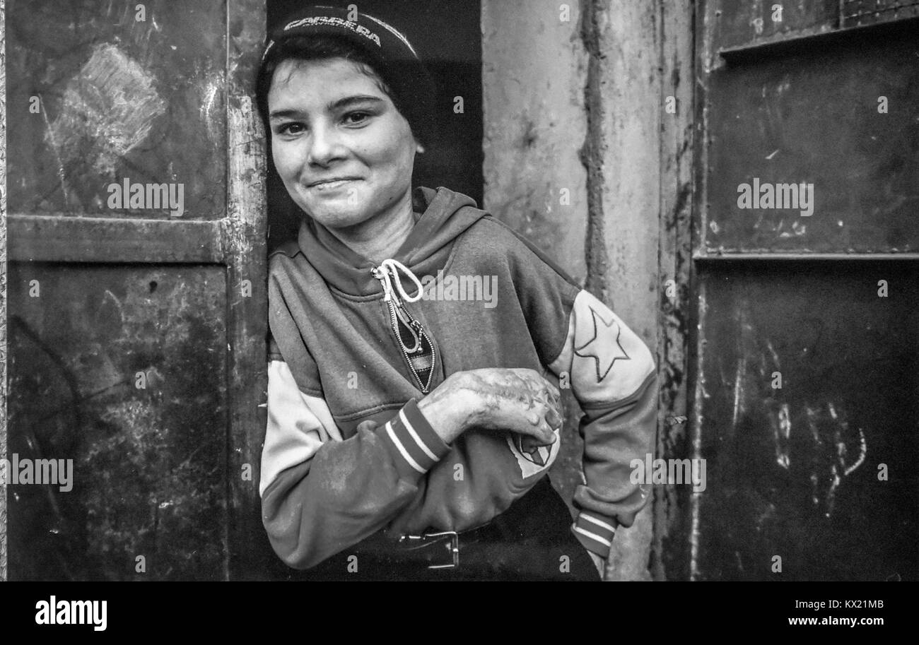 Street children romania Schwarzweiß-Stockfotos und -bilder - Alamy