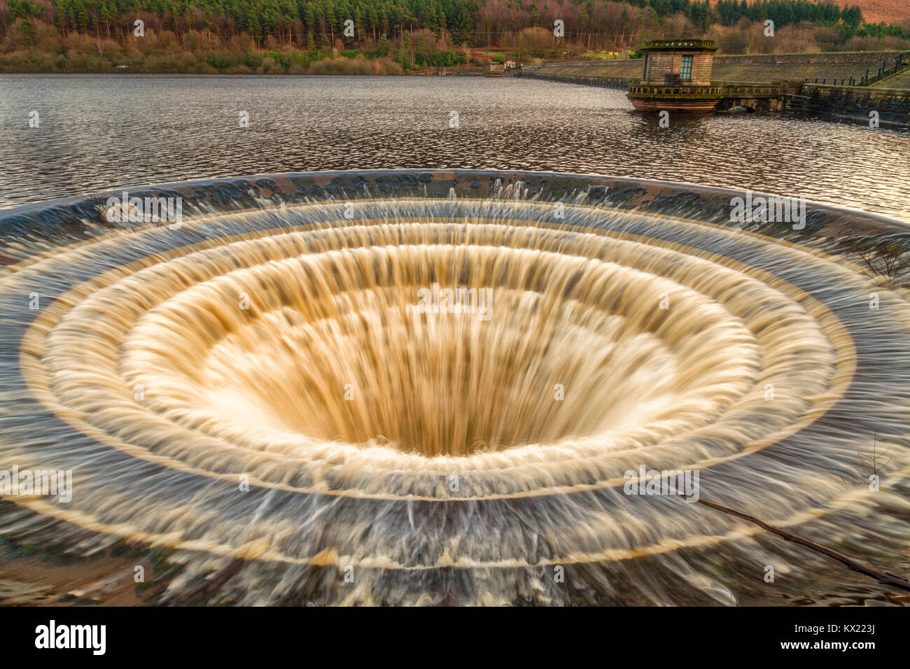 Ladybower dam bellmouth overflow -Fotos und -Bildmaterial in hoher ...