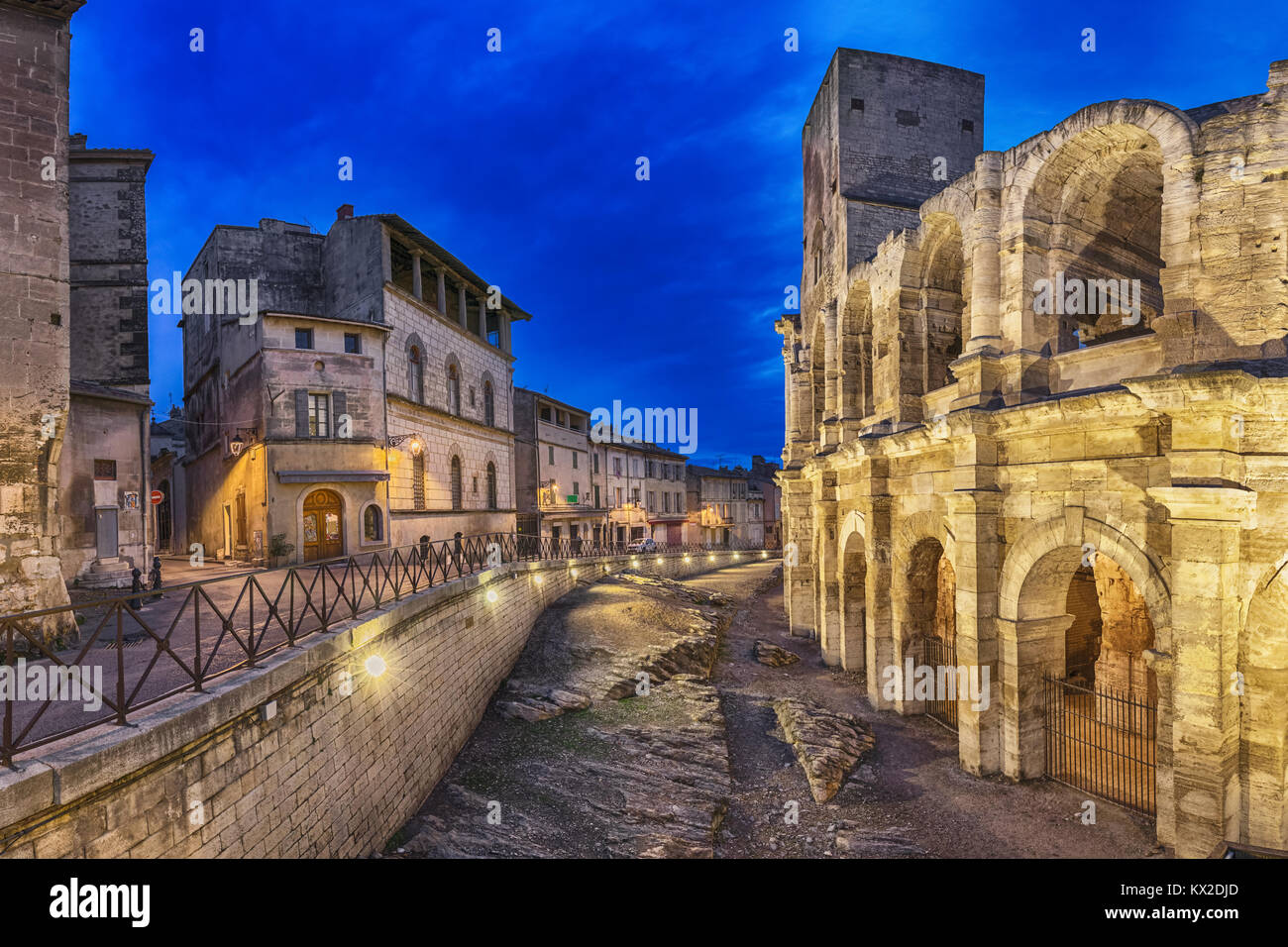 Das römische Amphitheater in der Dämmerung in Arles, Frankreich (HDR ...