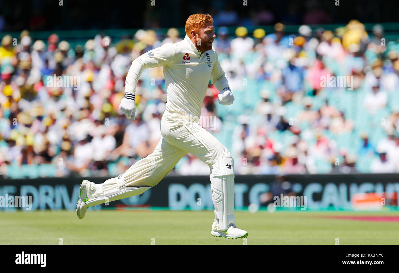 England's Jonny Bairstow jagt eine Kugel während Tag vier der Asche ...