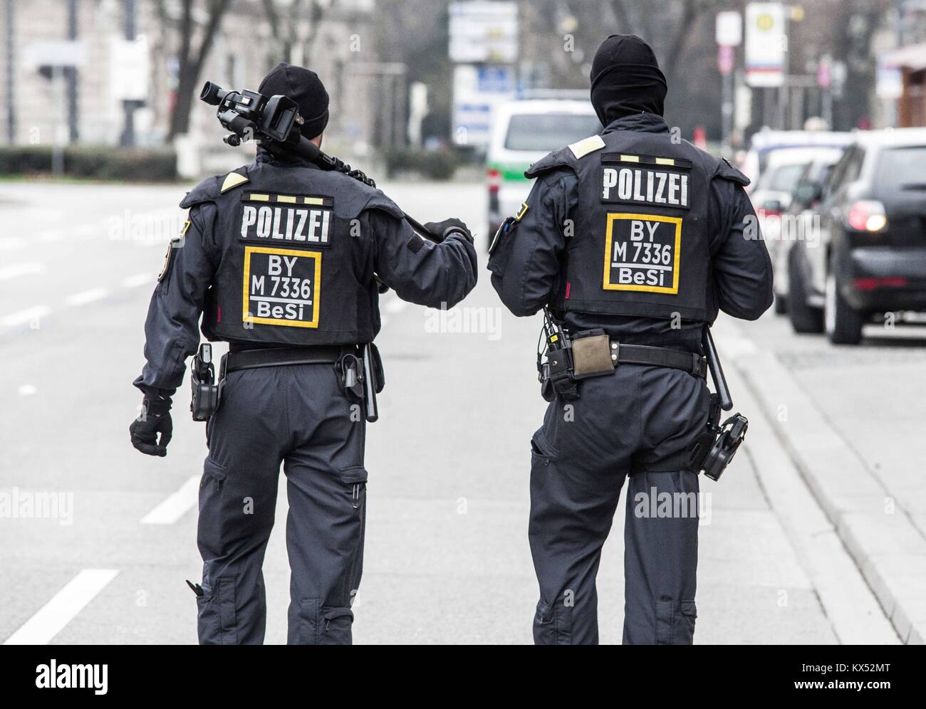 München, Bayern, Deutschland. 7 Jan, 2018. Zwei Mitglieder des ...