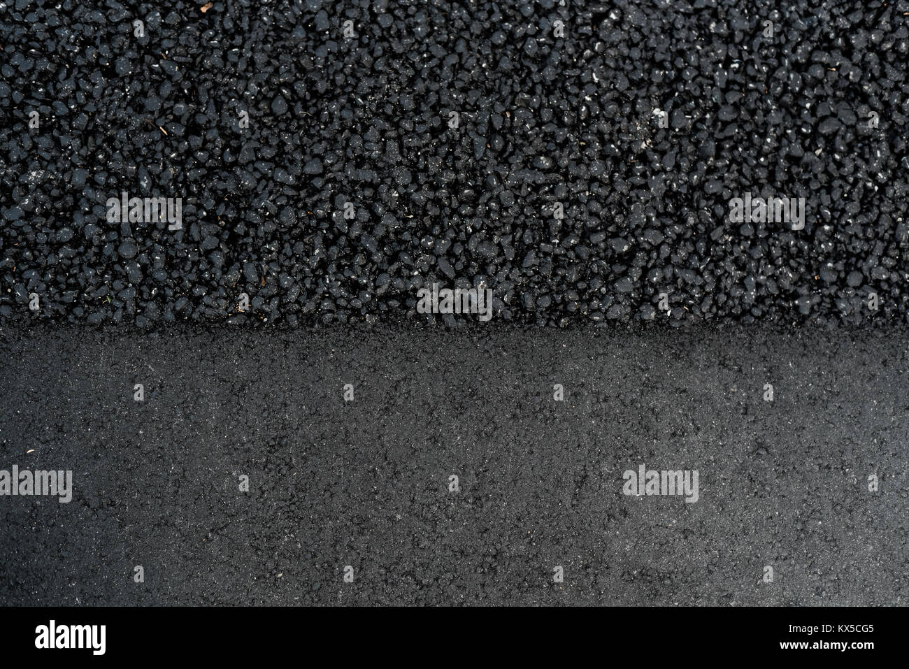 Schwarze Straße Asphalt Textur verschiedene rauhe und glatte Oberfläche ...