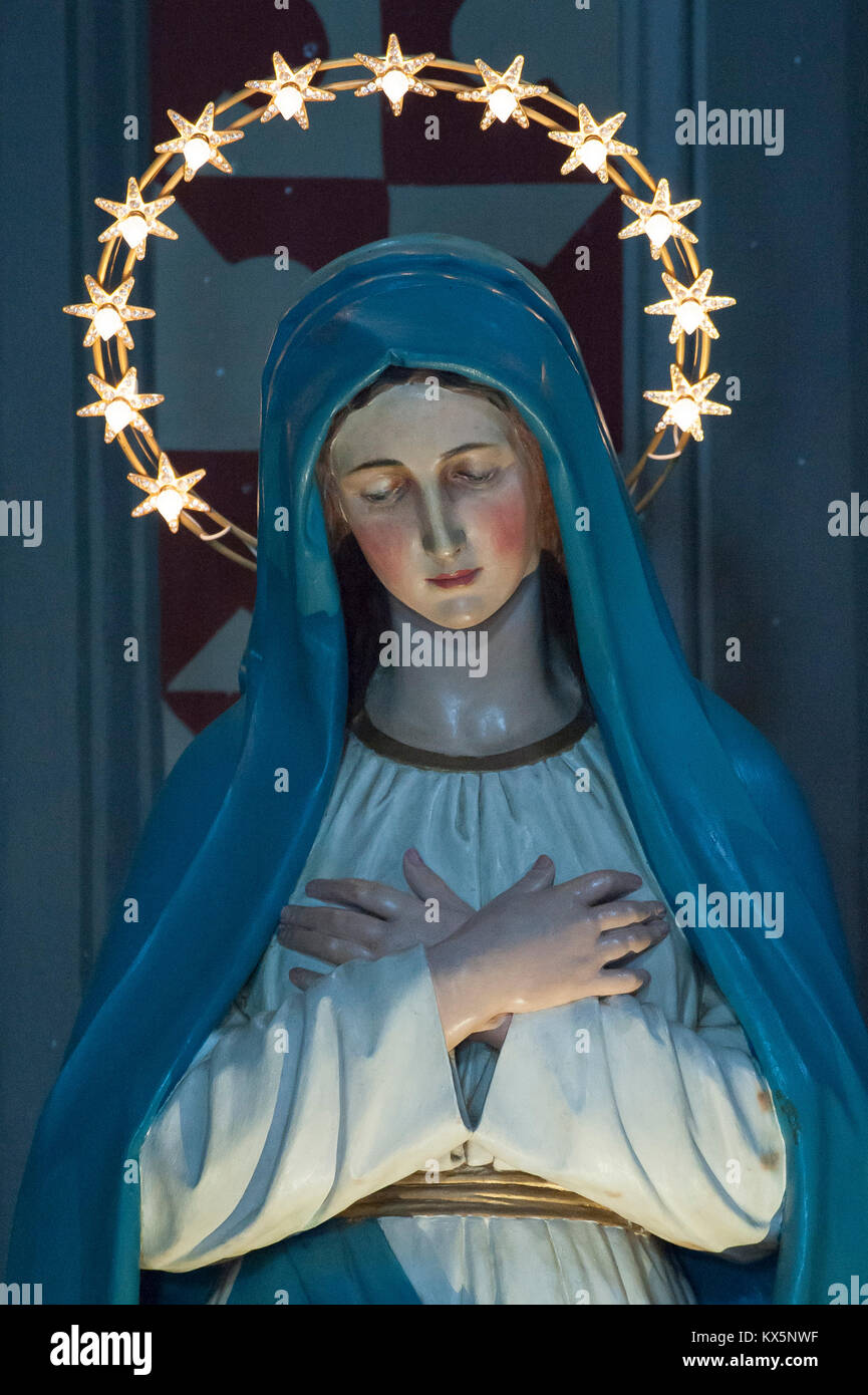 Statue von Maria, Mutter Jesu in Santuario e Basilika di Santa ...