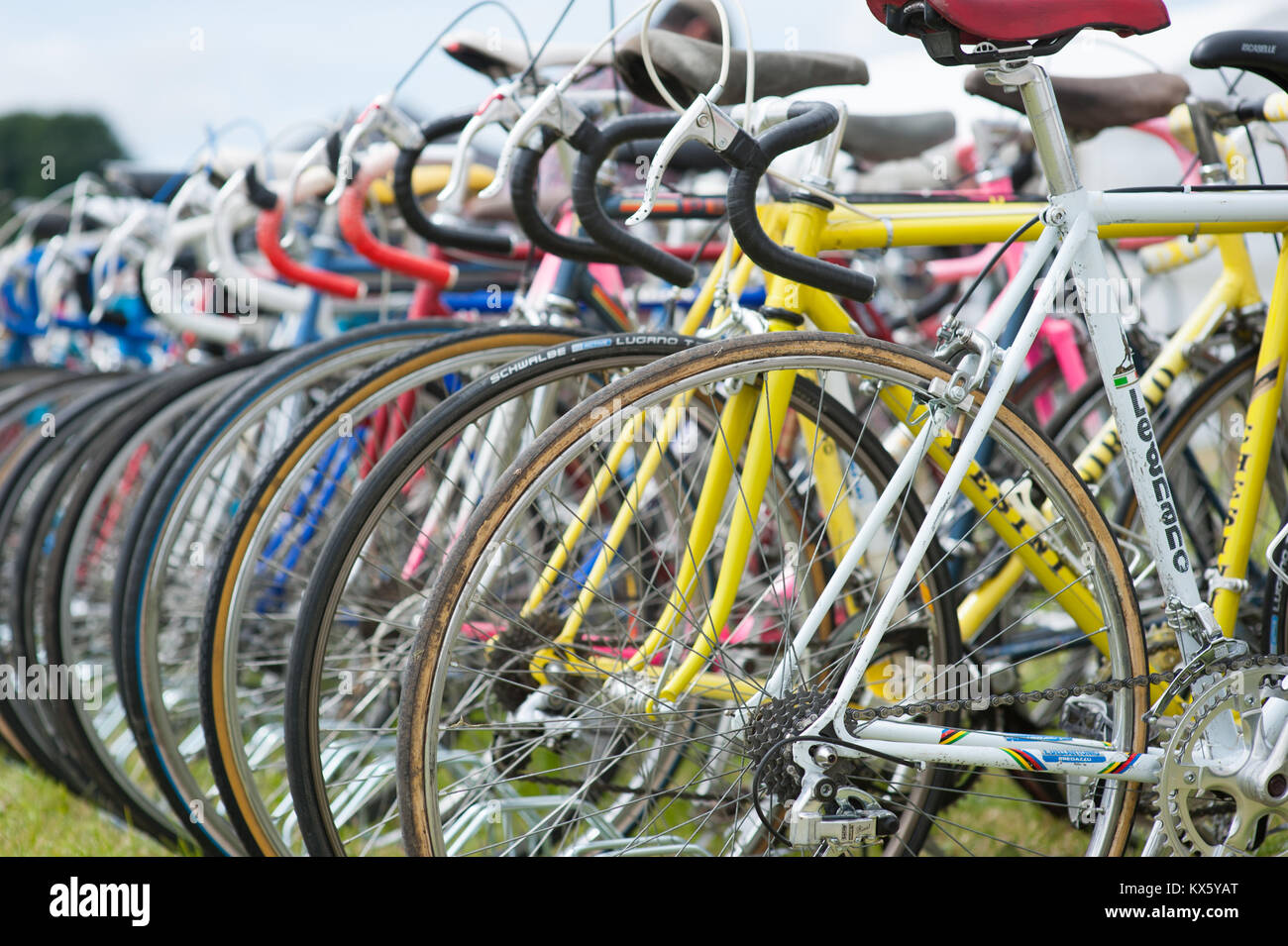 Second hand bikes -Fotos und -Bildmaterial in hoher Auflösung – Alamy