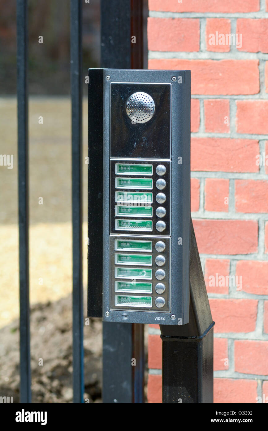 Gegensprechanlage Vor Dem Eingangstor Des Wohnhauses Stockfotos und ...