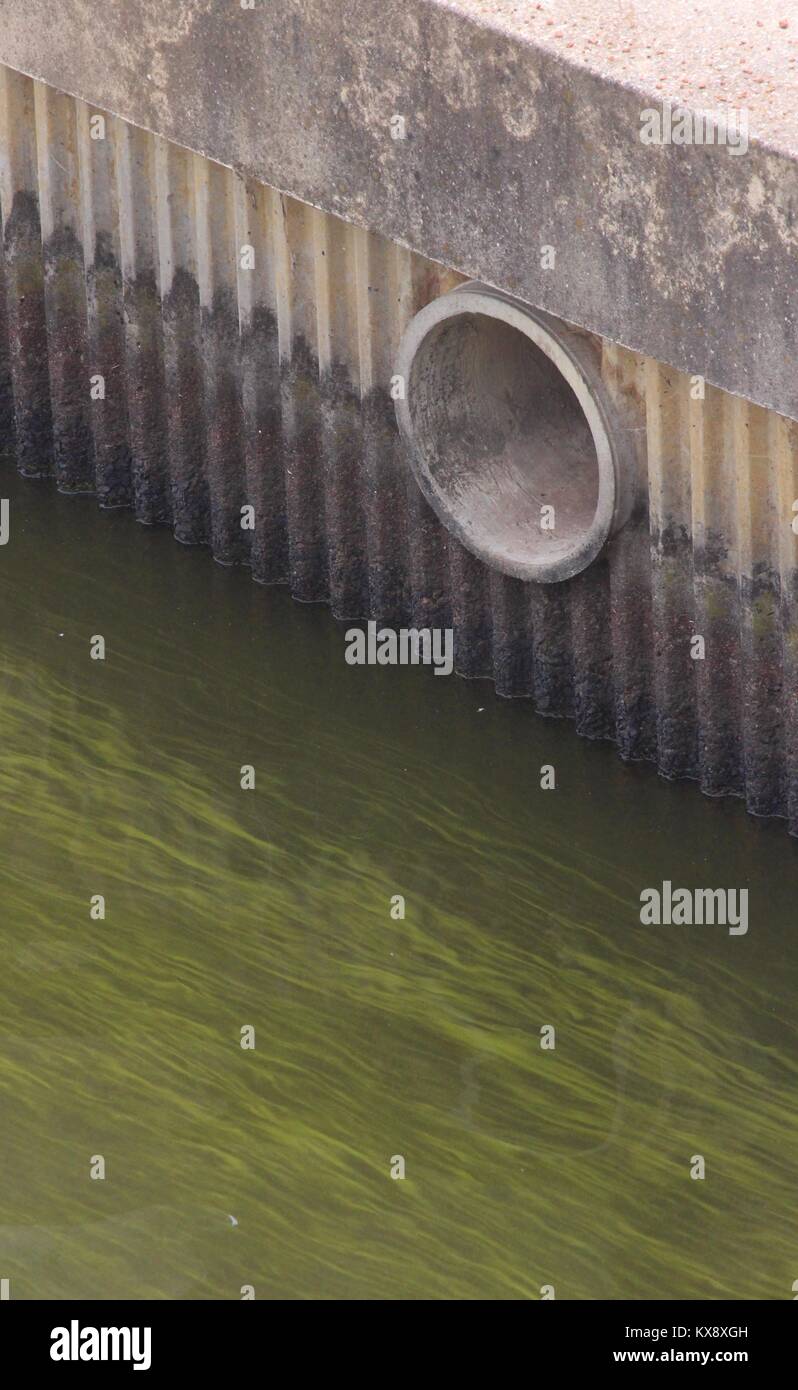 Wasserleitung und schmutziges Wasser Stockfotografie - Alamy