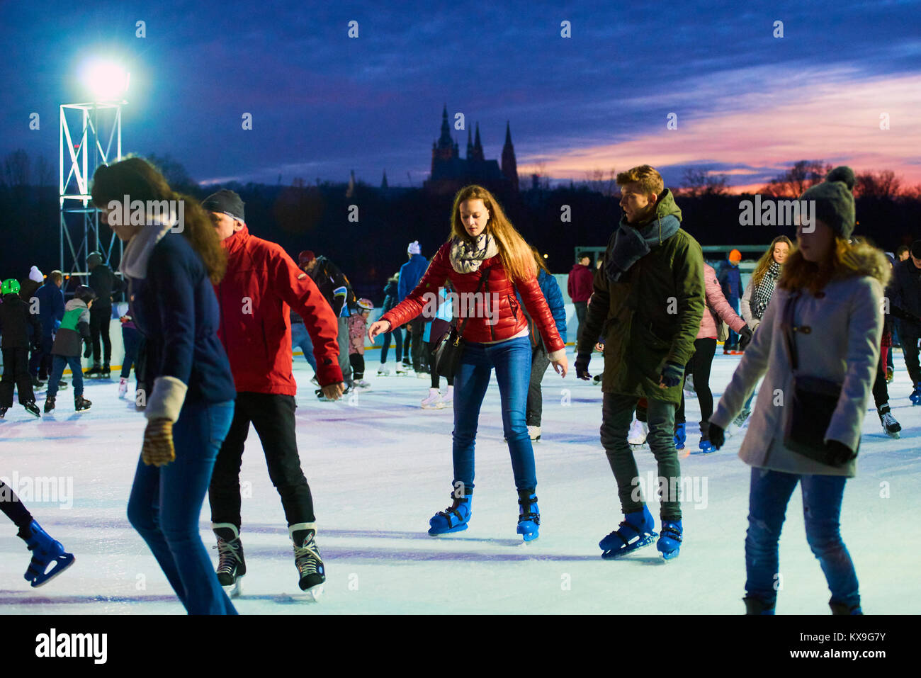 Prag, Tschechische Republik - 06 Januar, 2018: Ice Skaters Skating auf ...