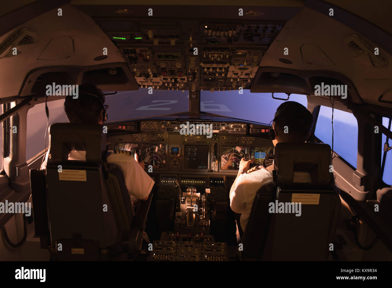 Pilot und Copilot fliegt ein Flugzeug Stockfotografie - Alamy