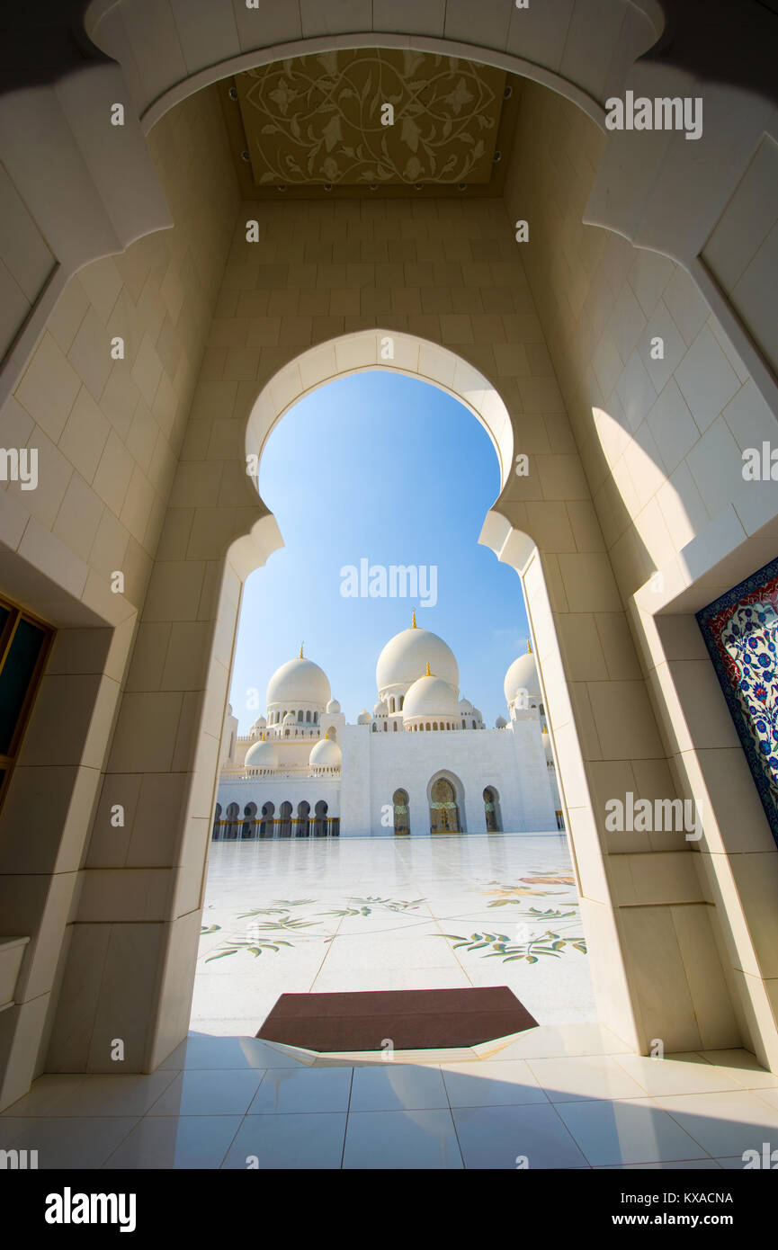 Eingang zum Innenhof der Sheikh Zayed Moschee in Abu Dhabi ...