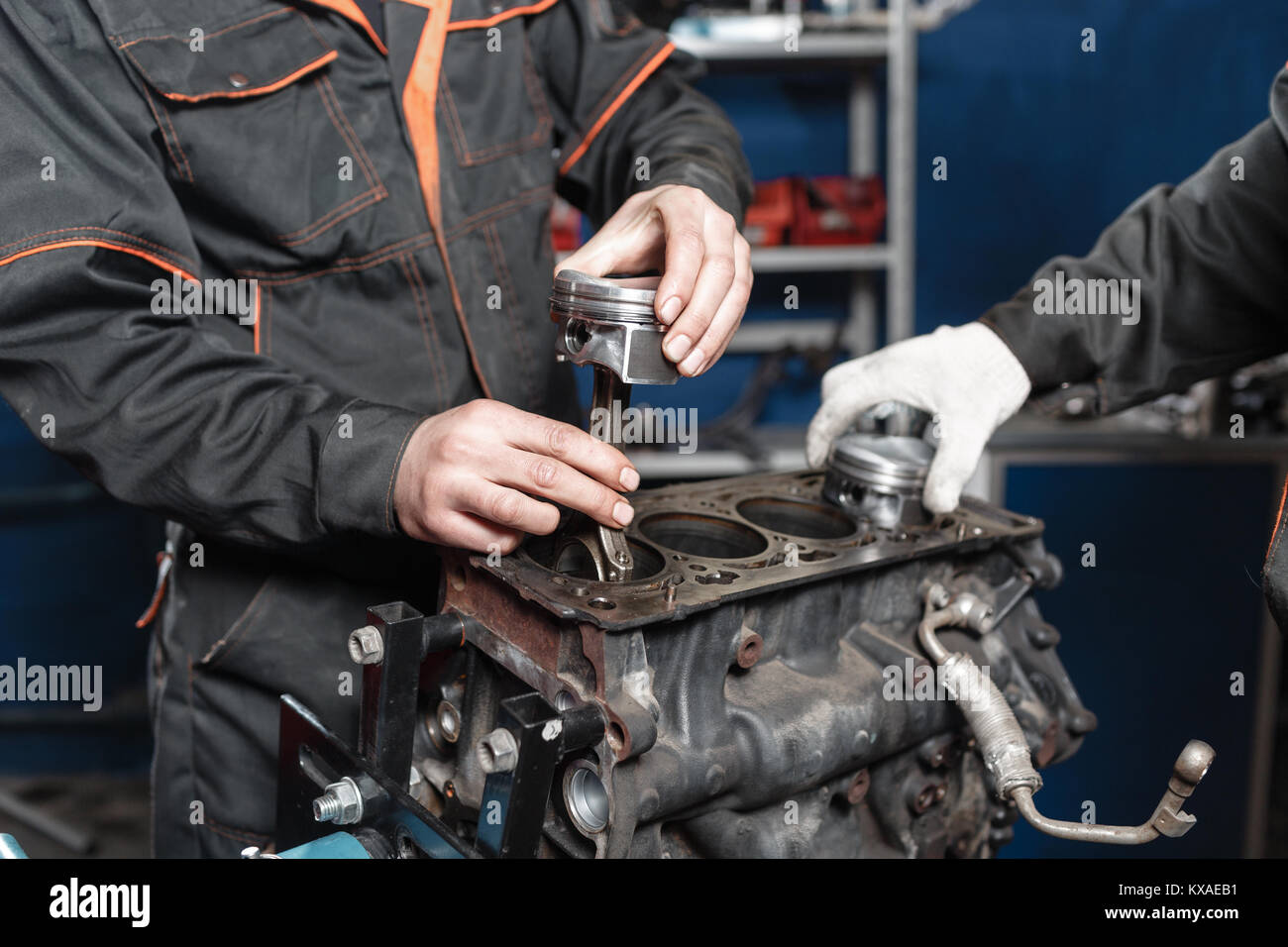 Der Mechaniker installiert einen neuen Kolben. Motorblock Fahrzeug ...