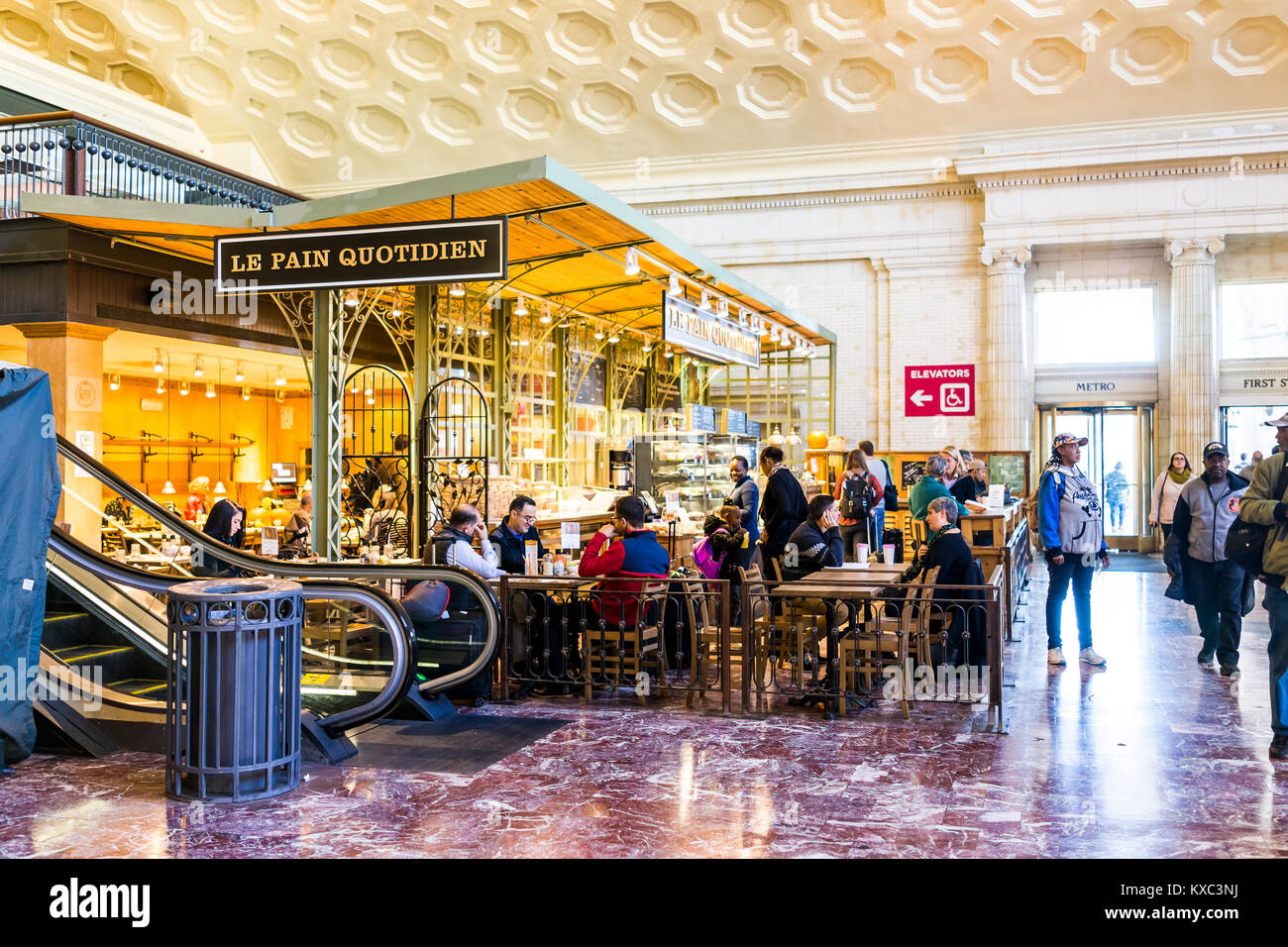 Bahnhof food court -Fotos und -Bildmaterial in hoher Auflösung – Alamy