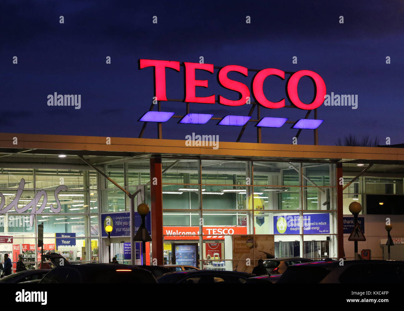 Tesco laden am abend -Fotos und -Bildmaterial in hoher Auflösung – Alamy