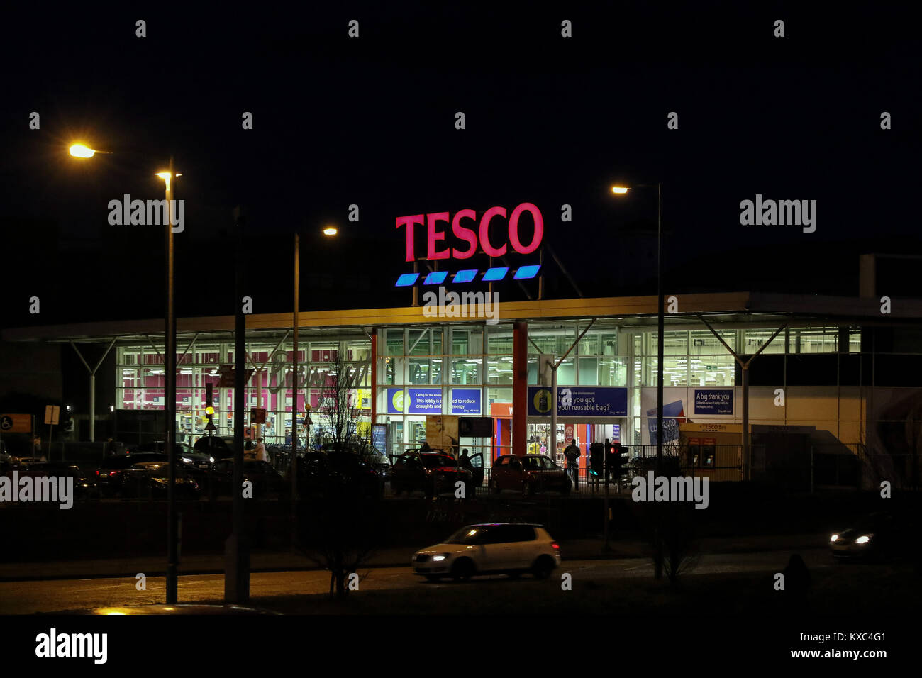 Tesco laden am abend -Fotos und -Bildmaterial in hoher Auflösung – Alamy