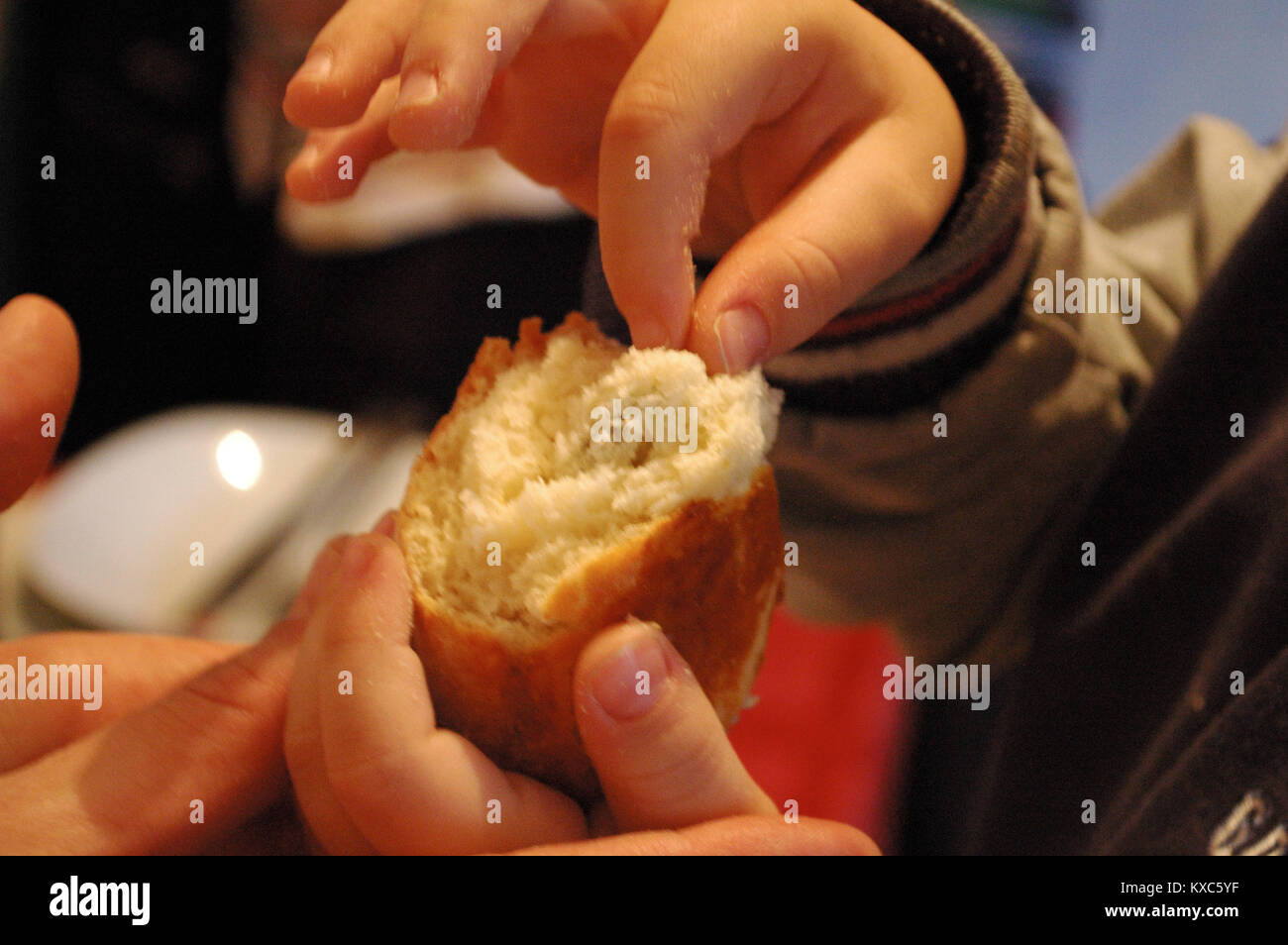 Das brechen des brotes -Fotos und -Bildmaterial in hoher Auflösung – Alamy