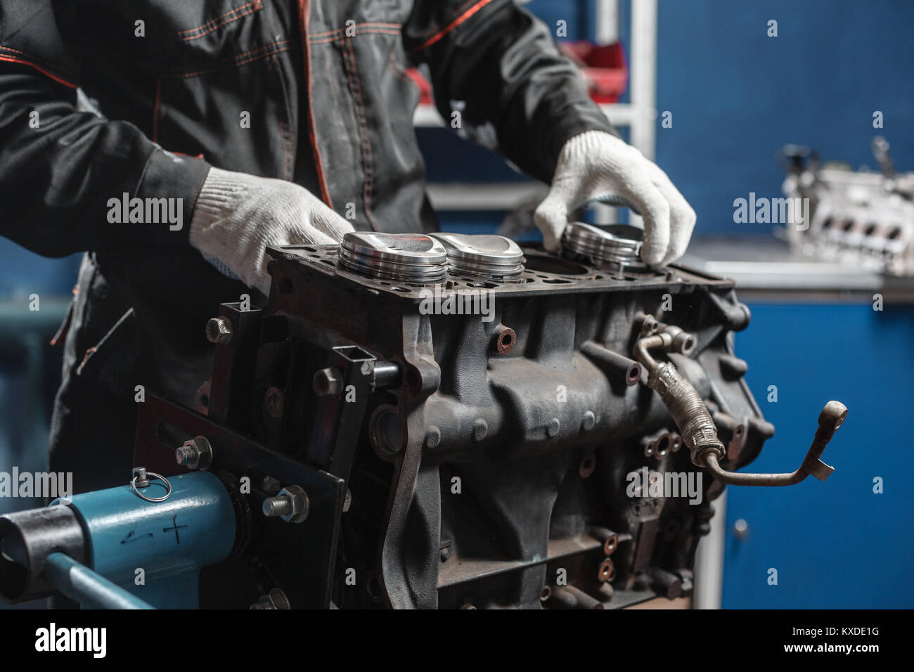 Der Mechaniker installiert einen neuen Kolben. Motorblock Fahrzeug ...