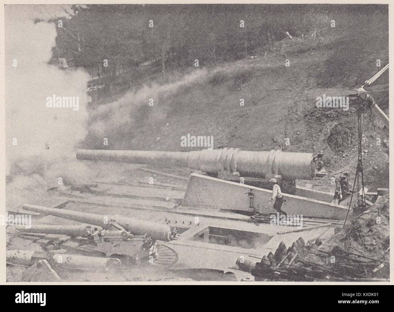 Twelve-Inch Breech-Loading Gewehr - Das Foto zeigt die Waffe am Ufer ...