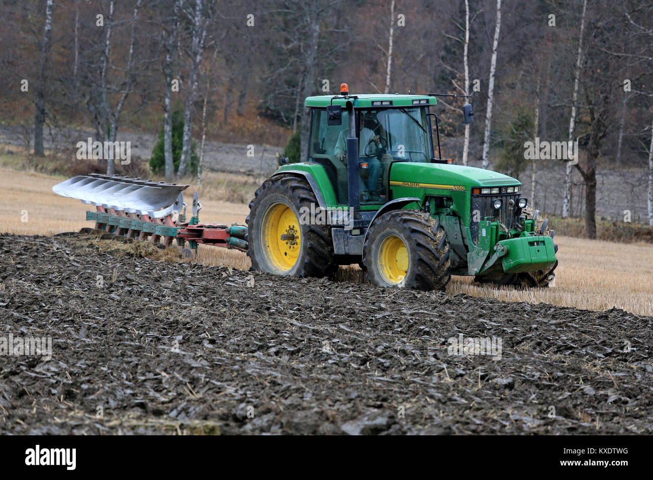 SALO, Finnland - 25. OKTOBER 2014: Unbenannte Bauern Pflügen eines ...