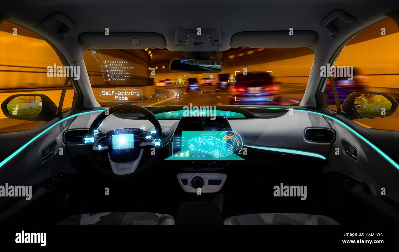 Leere Cockpit des Fahrzeugs bei Nacht, HUD (Head Up Display) und ...