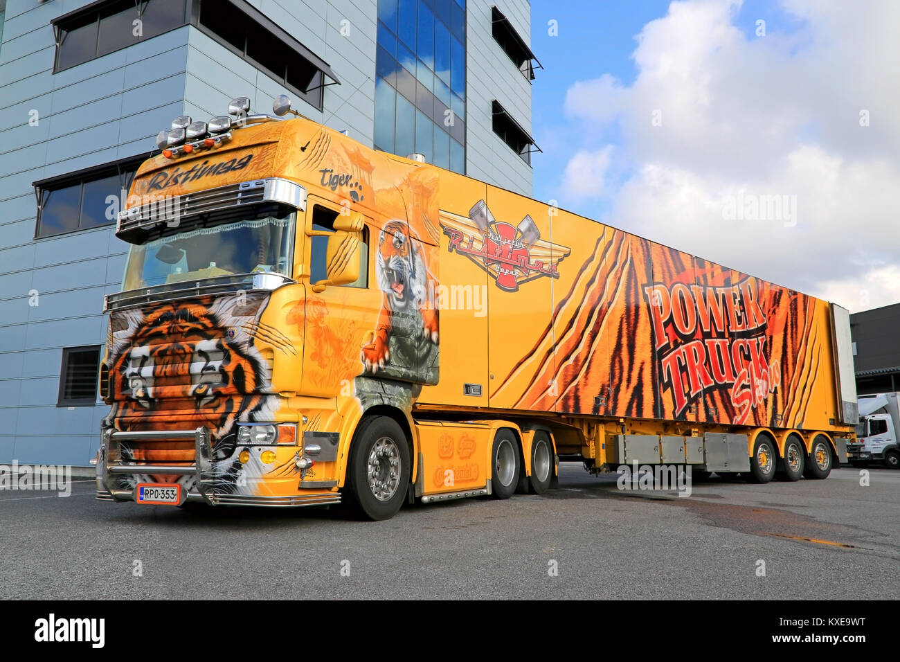 TURKU, FINNLAND - 4. OKTOBER 2014: Scania R620 zeigen Lkw Tiger von ...