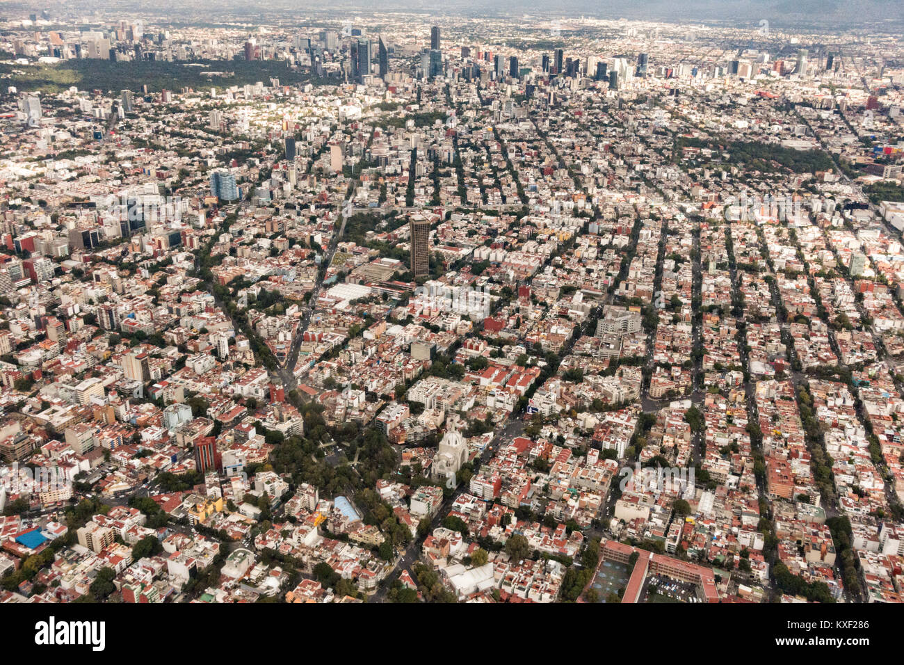 Luftbild zeigt den Dunst der Verschmutzung über die Wolkenkratzer entlang des Paseo de la ...