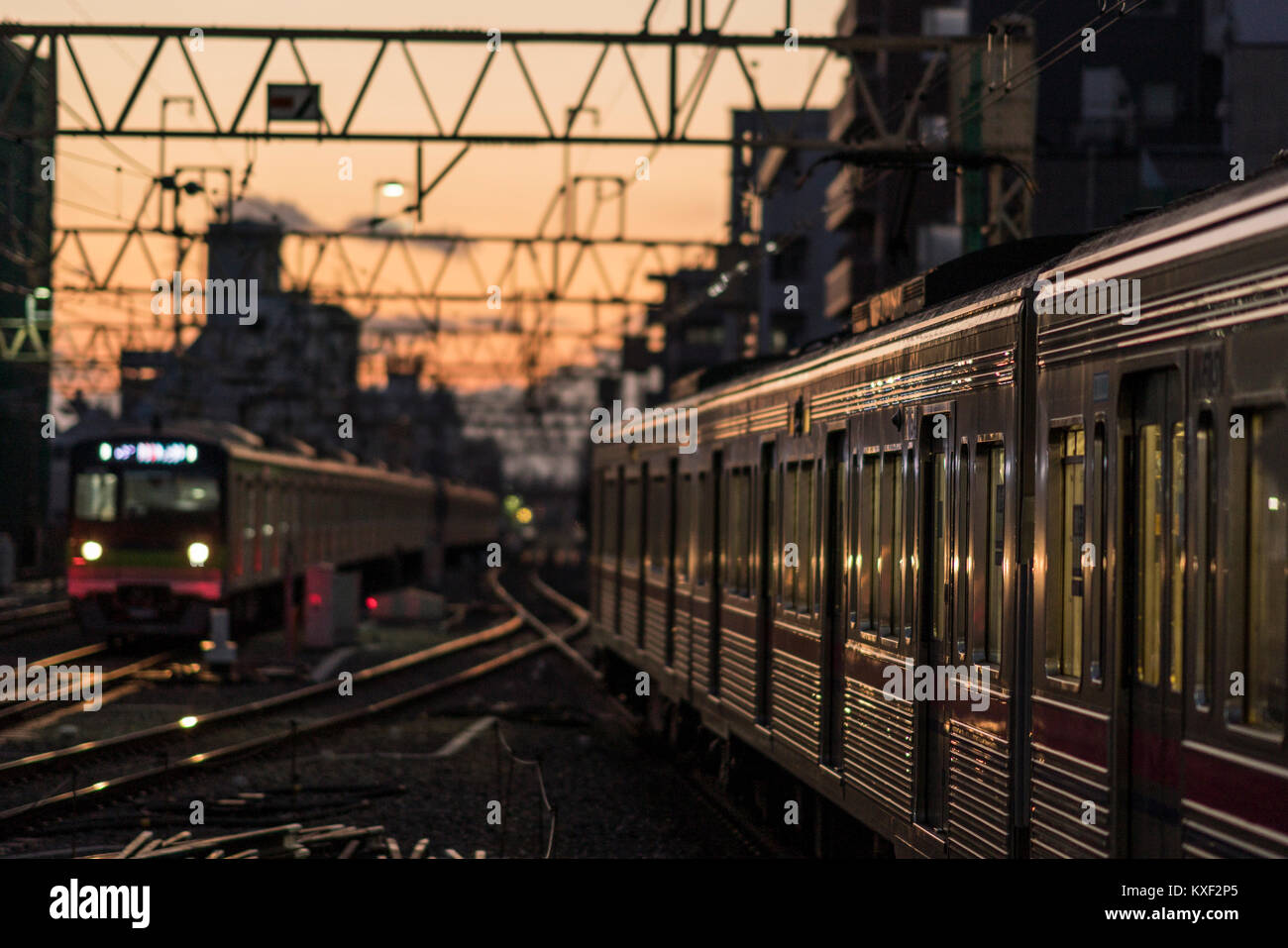 Keio Line in der Dämmerung, Ansicht von Sasazuka Bahnhof, Richtung ...