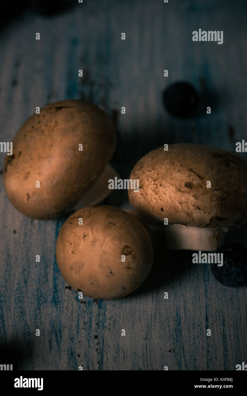Vertikale Foto mit Top Aussicht auf drei essbare Pilze. Champignons mit ...