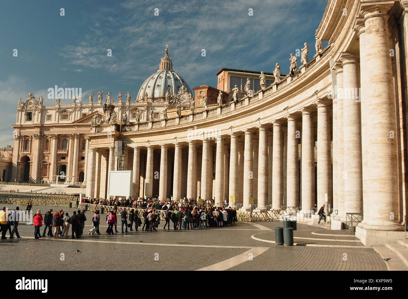 St peters basilika eingang -Fotos und -Bildmaterial in hoher Auflösung ...