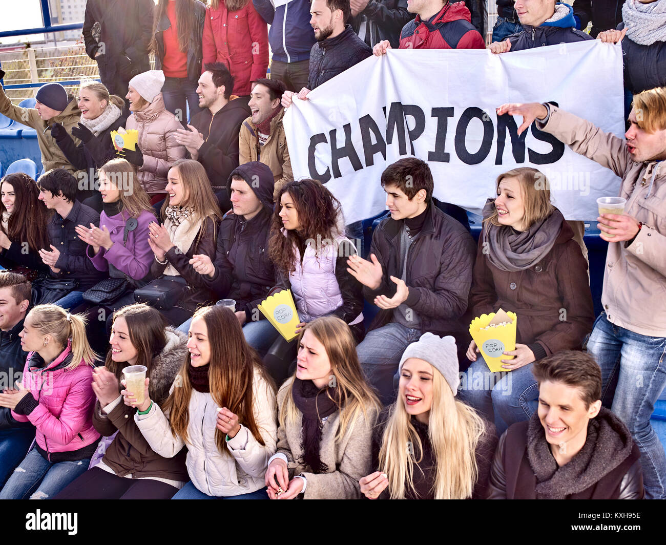 Jubelnde Fans im Stadion Holding Champion Banner Stockfotografie - Alamy