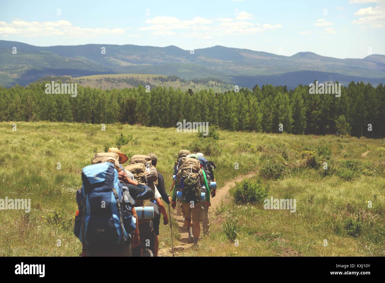 Gruppe Von Freunden Auf Wanderweg Stockfotos und -bilder Kaufen - Alamy