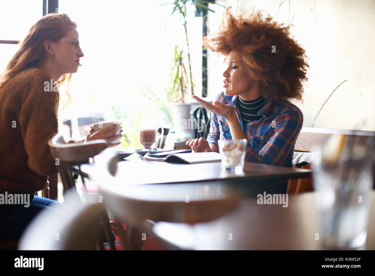 Entspannendes cafe -Fotos und -Bildmaterial in hoher Auflösung – Alamy