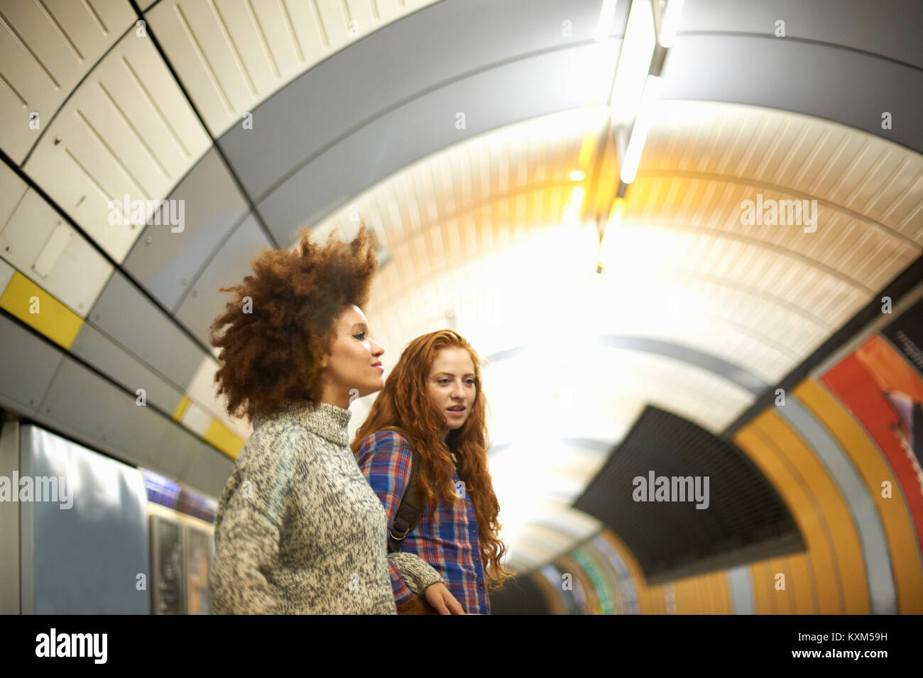 U bahn zug auf der plattform -Fotos und -Bildmaterial in hoher ...