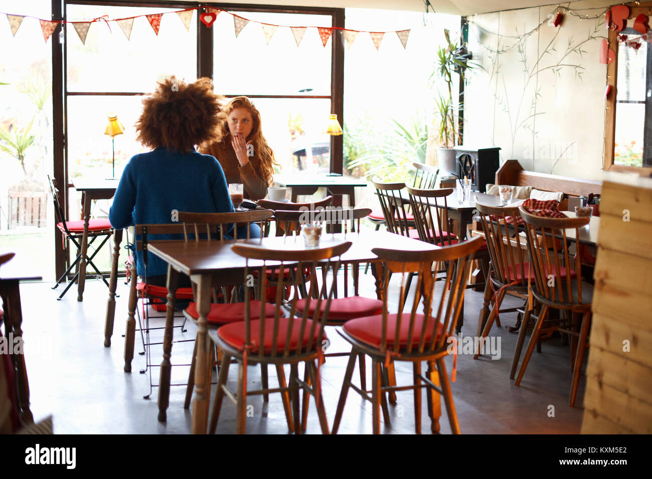 Entspannendes cafe -Fotos und -Bildmaterial in hoher Auflösung – Alamy