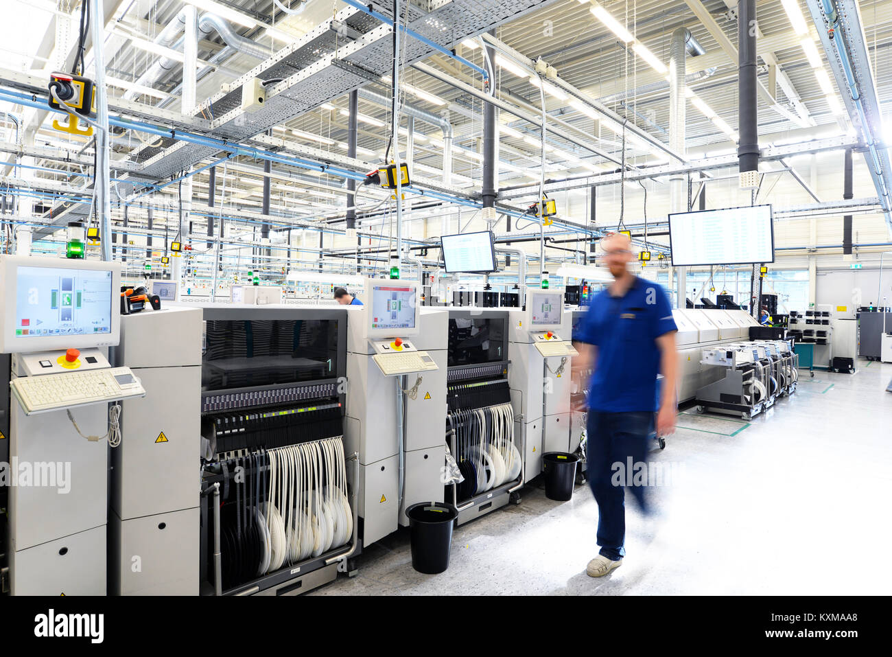 Microchip production -Fotos und -Bildmaterial in hoher Auflösung – Alamy