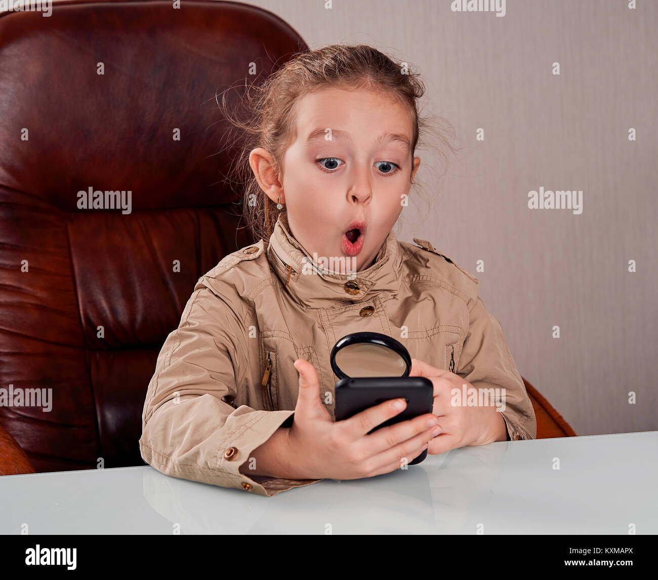 Detektiv mit lupe -Fotos und -Bildmaterial in hoher Auflösung – Alamy