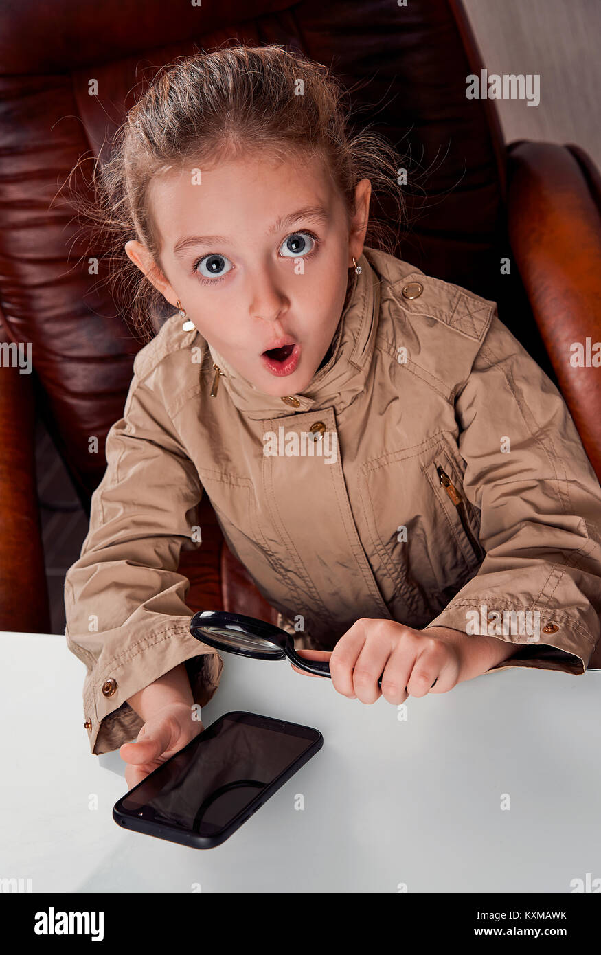 Girl detective mit Lupe und Telefon Stockfotografie - Alamy