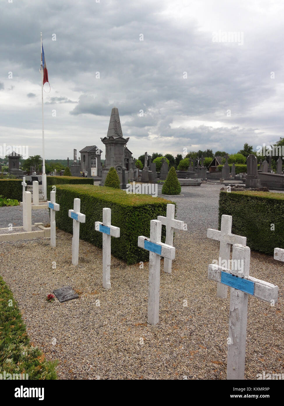 Dieses Foto zeigt den Kriegsfriedhof in Anor, Nord, Frankreich, mit den Gräbern von Soldaten ...