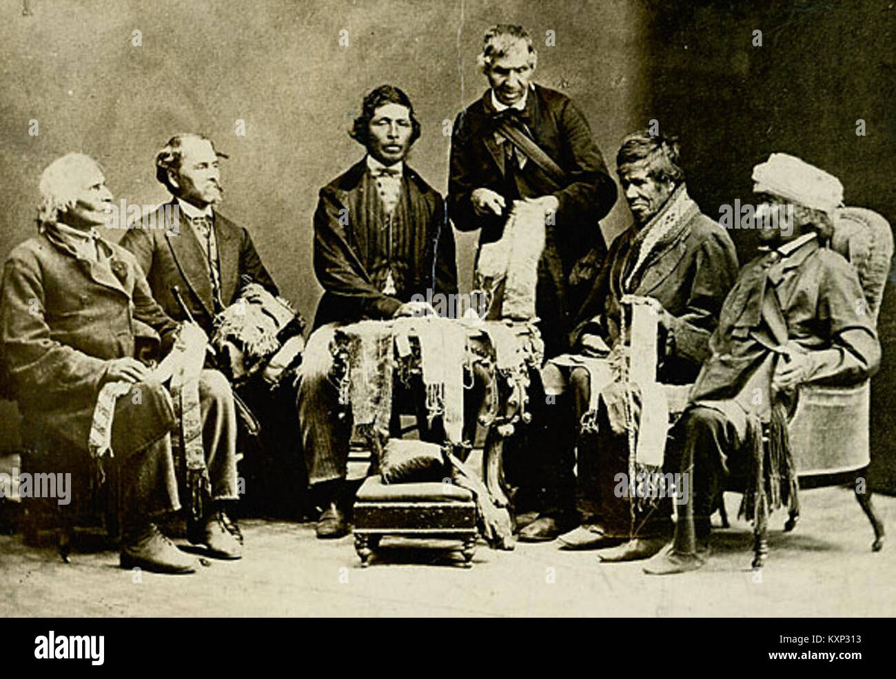 Dieses historische Foto zeigt die Chiefs of the Six Nations in ...