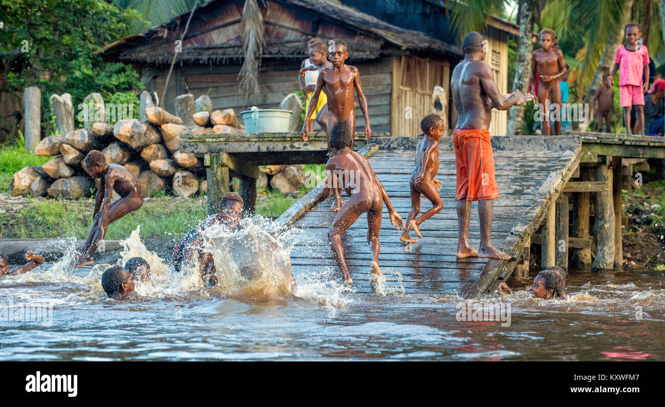 Papua new guinea jungle boys -Fotos und -Bildmaterial in hoher ...