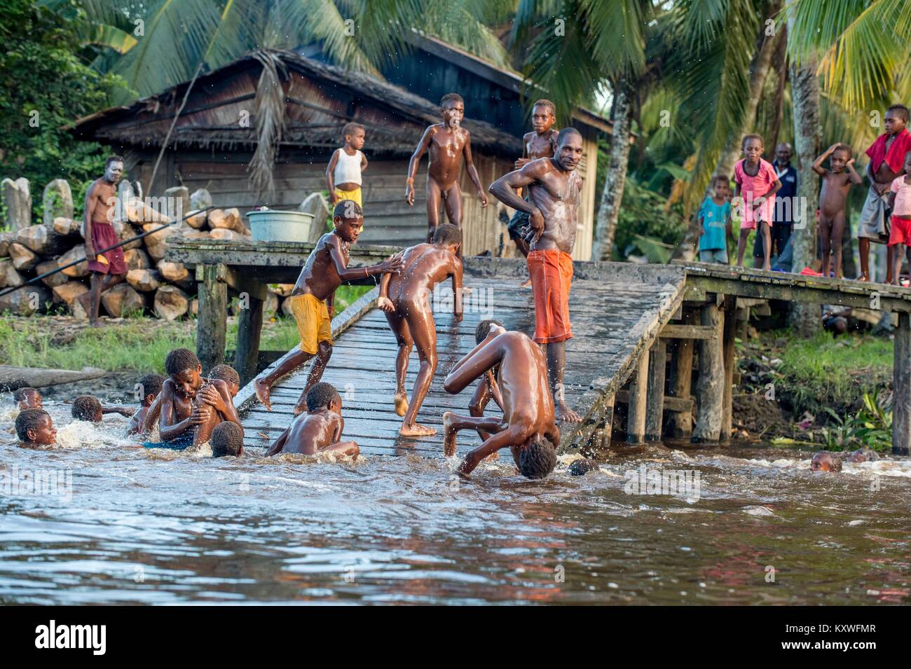 Papua new guinea jungle boys -Fotos und -Bildmaterial in hoher ...