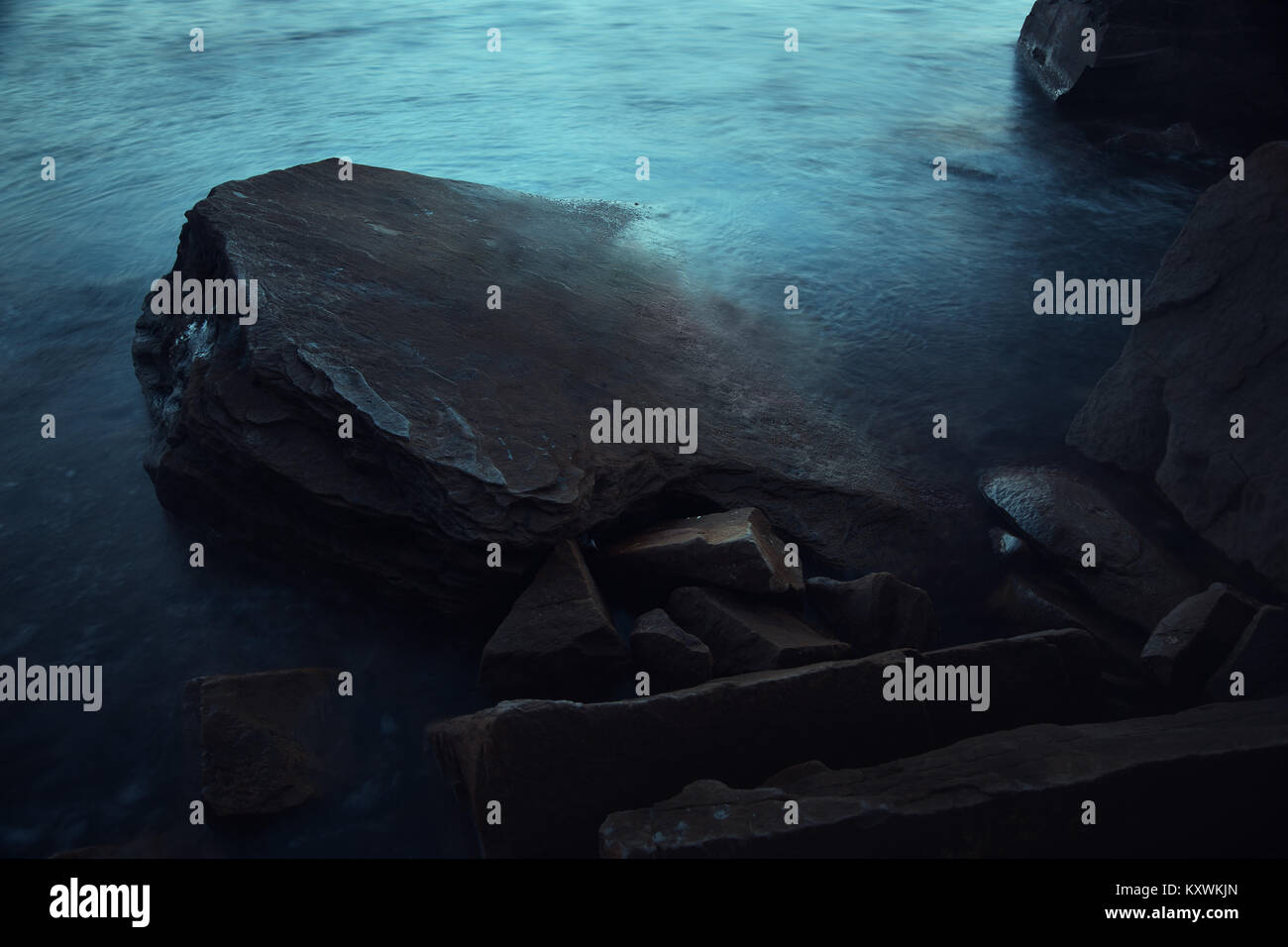 Meer dunkles wasser -Fotos und -Bildmaterial in hoher Auflösung – Alamy