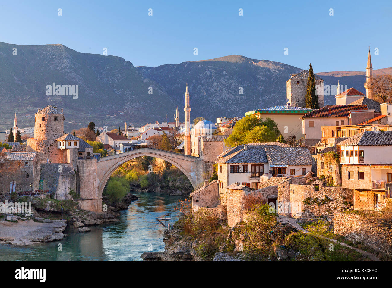 Skyline der Stadt Mostar mit der Brücke von Mostar, Häuser und ...