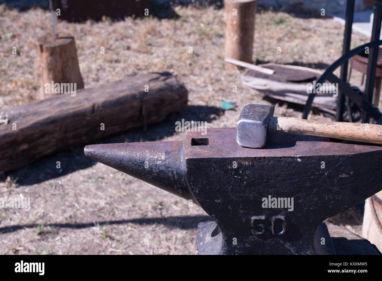 Roter amboss -Fotos und -Bildmaterial in hoher Auflösung – Alamy