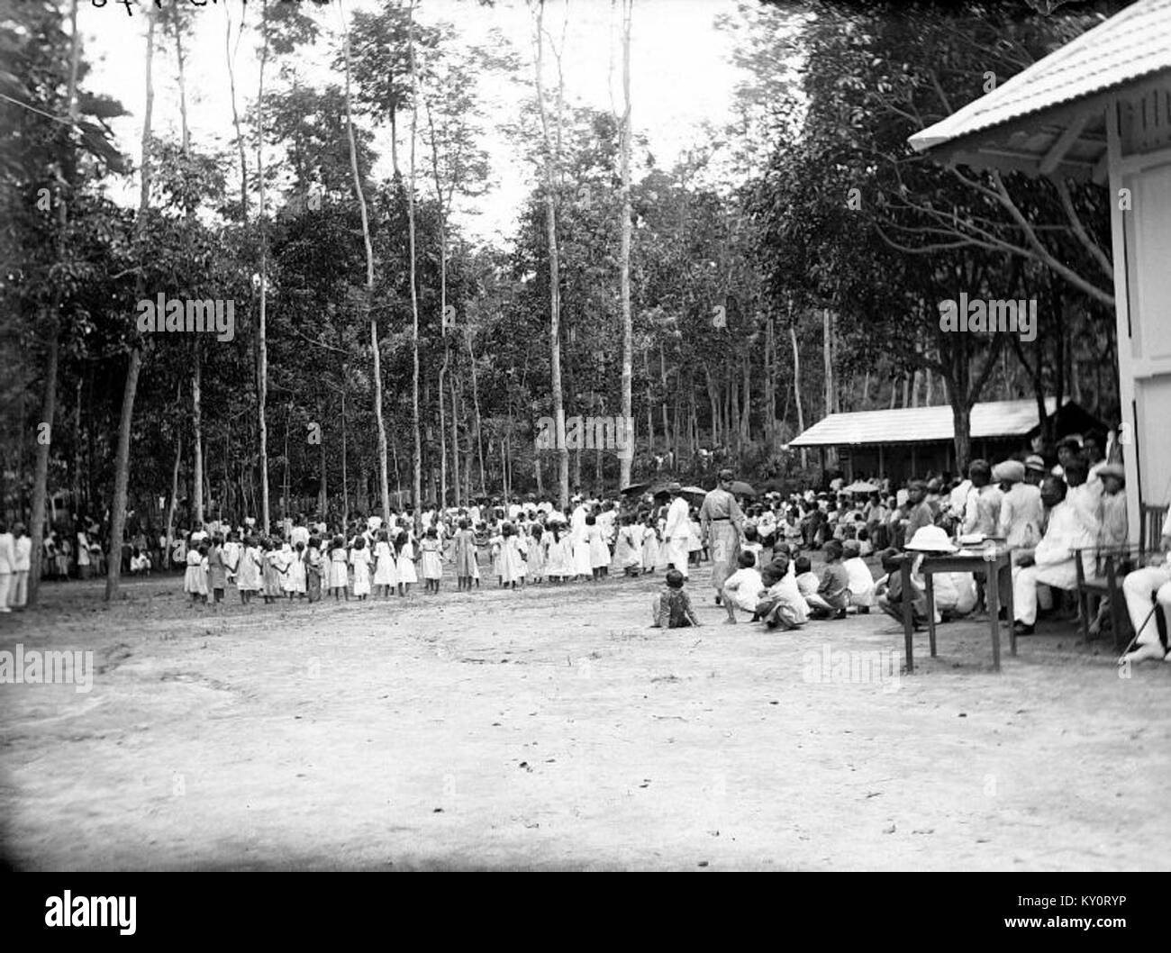 Feest tijdens de Eröffnung van de Prinses Julianaschool, een zendin ...