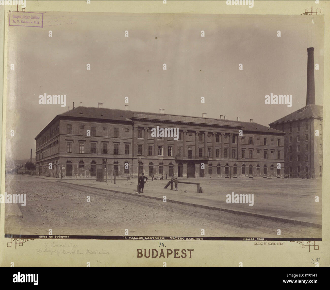 Dieses Foto zeigt die Valero-Kaserne (ehemals Valero Antal Seidenfabrik ...