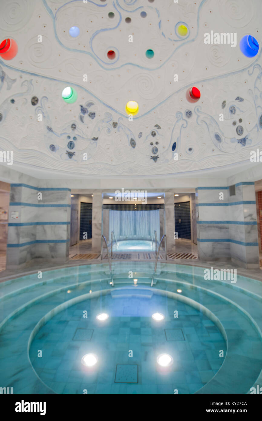 Schweiz, Engadin Bad Scuol, Thermalbad Bogn Engiadina, Römisch-Irisches ...