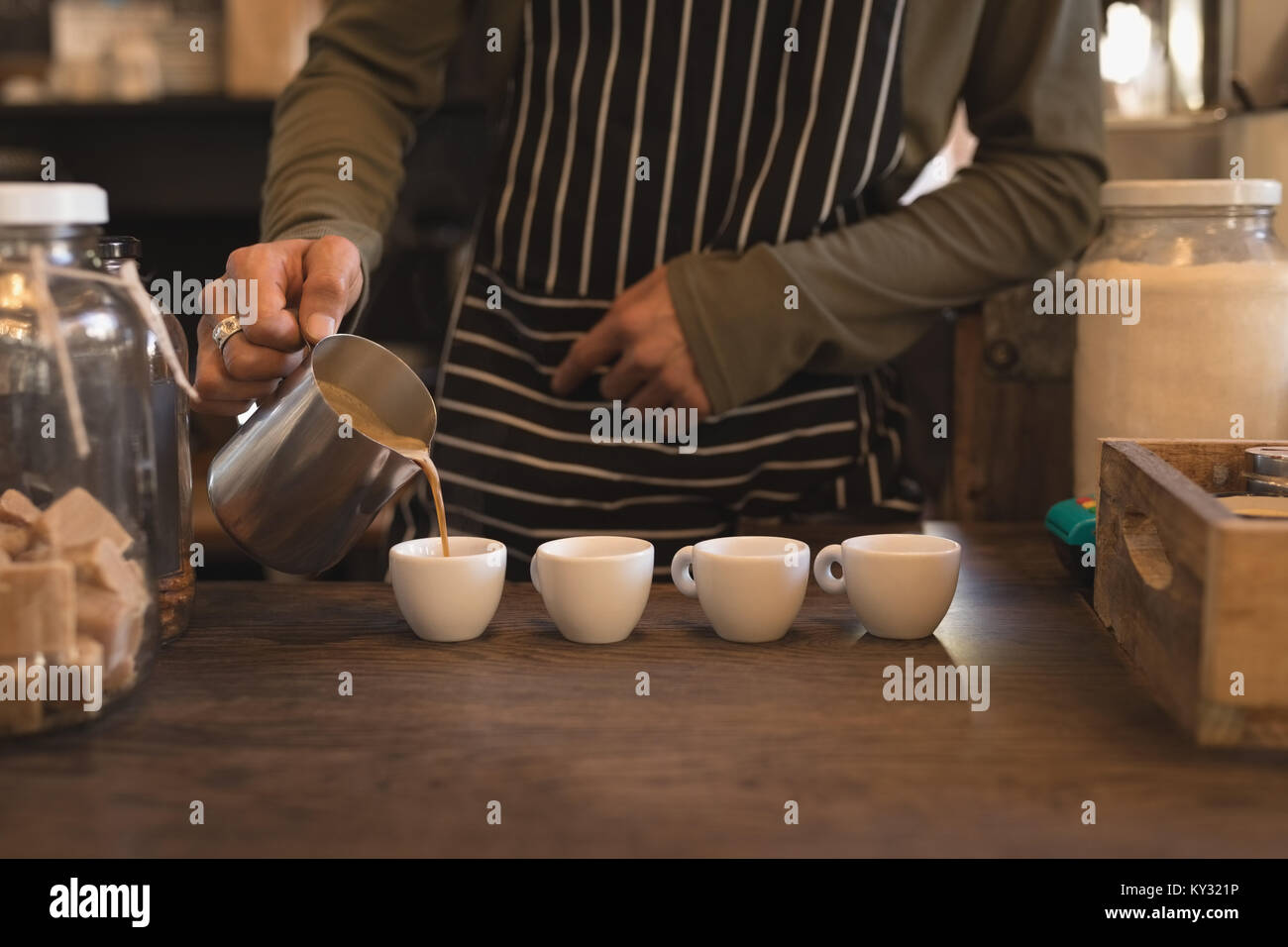Barista pouring coffee -Fotos und -Bildmaterial in hoher Auflösung – Alamy