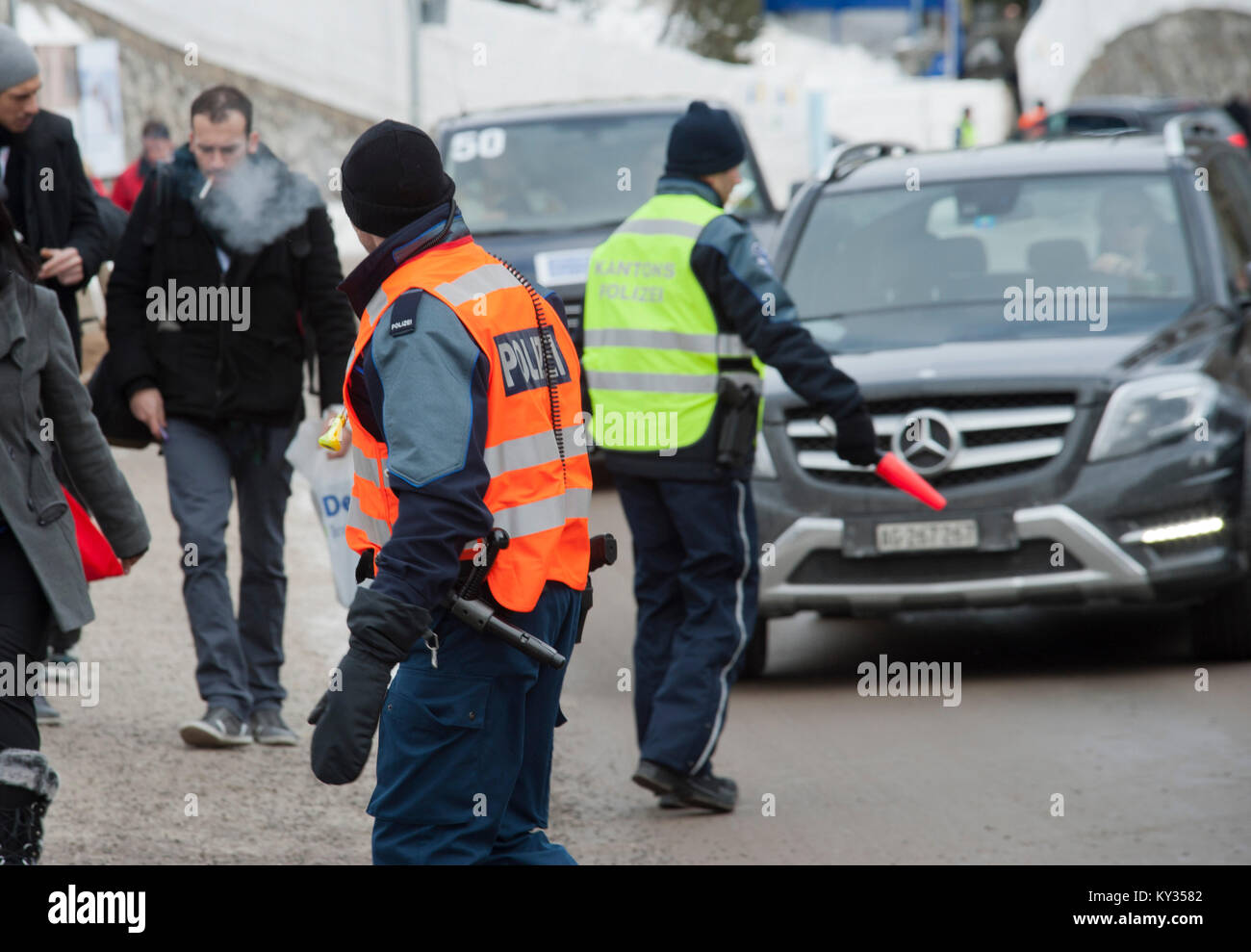 Polizisten auf einen Checkpoint in der Mitte der kleinen Schweizer Dorf ...