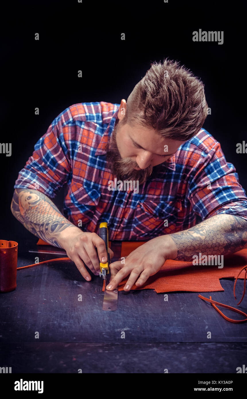 Leder Mann auf seine Arbeit an seinem Leder Shop konzentriert ...