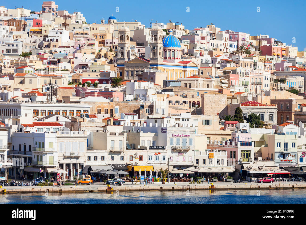 Insel Syros, Griechenland - 21. OKTOBER 2016: Stadt Ermoupoli auf der ...